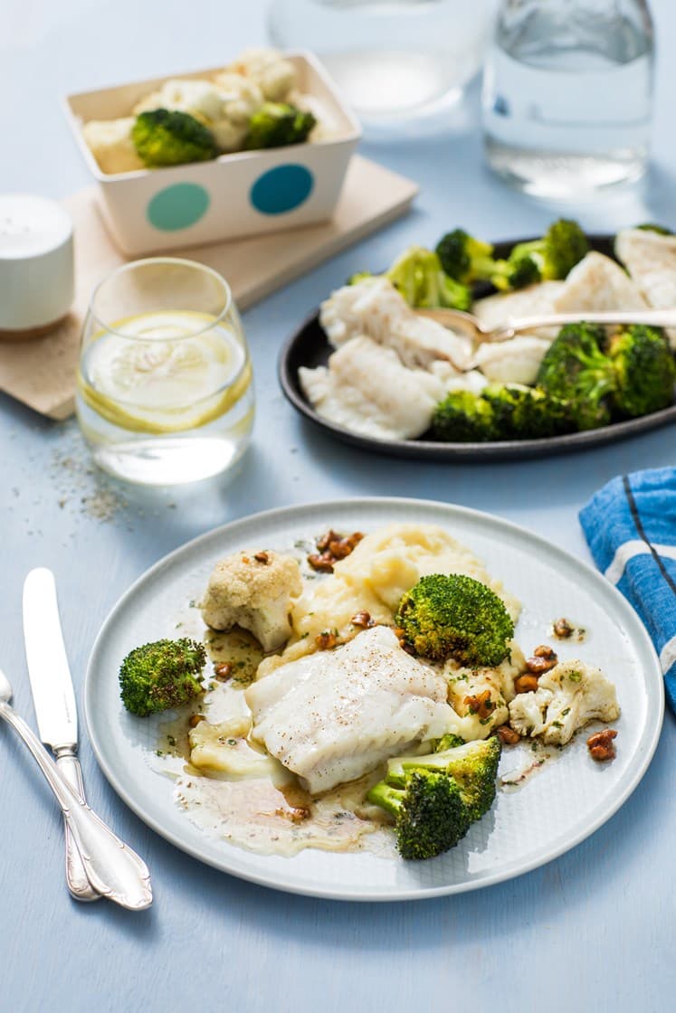 Ovnsbakt lyr med brokkoli, potetmos og nøttesmør - Oppskrift - Godtlevert