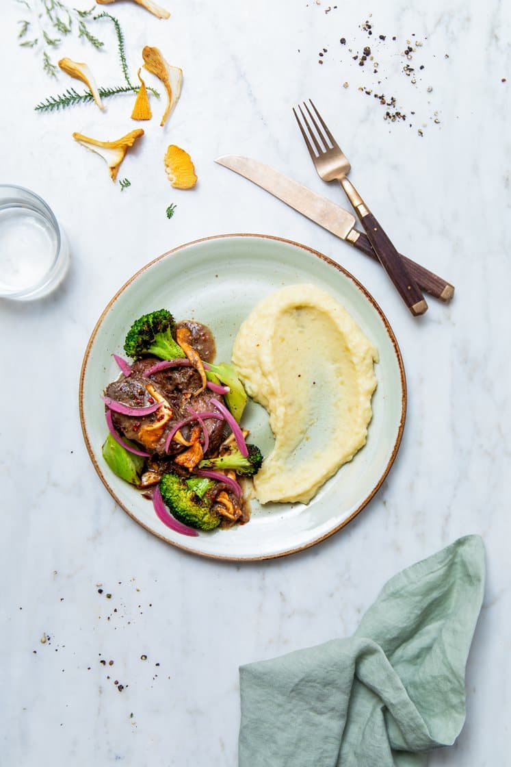 Krydderbreserte svinekjaker med kantareller, bakt brokkoli, syltet ...