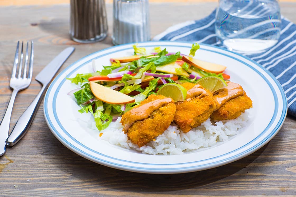 Crispy kylling med jasminris, salat og chilimajones - Oppskrift ...